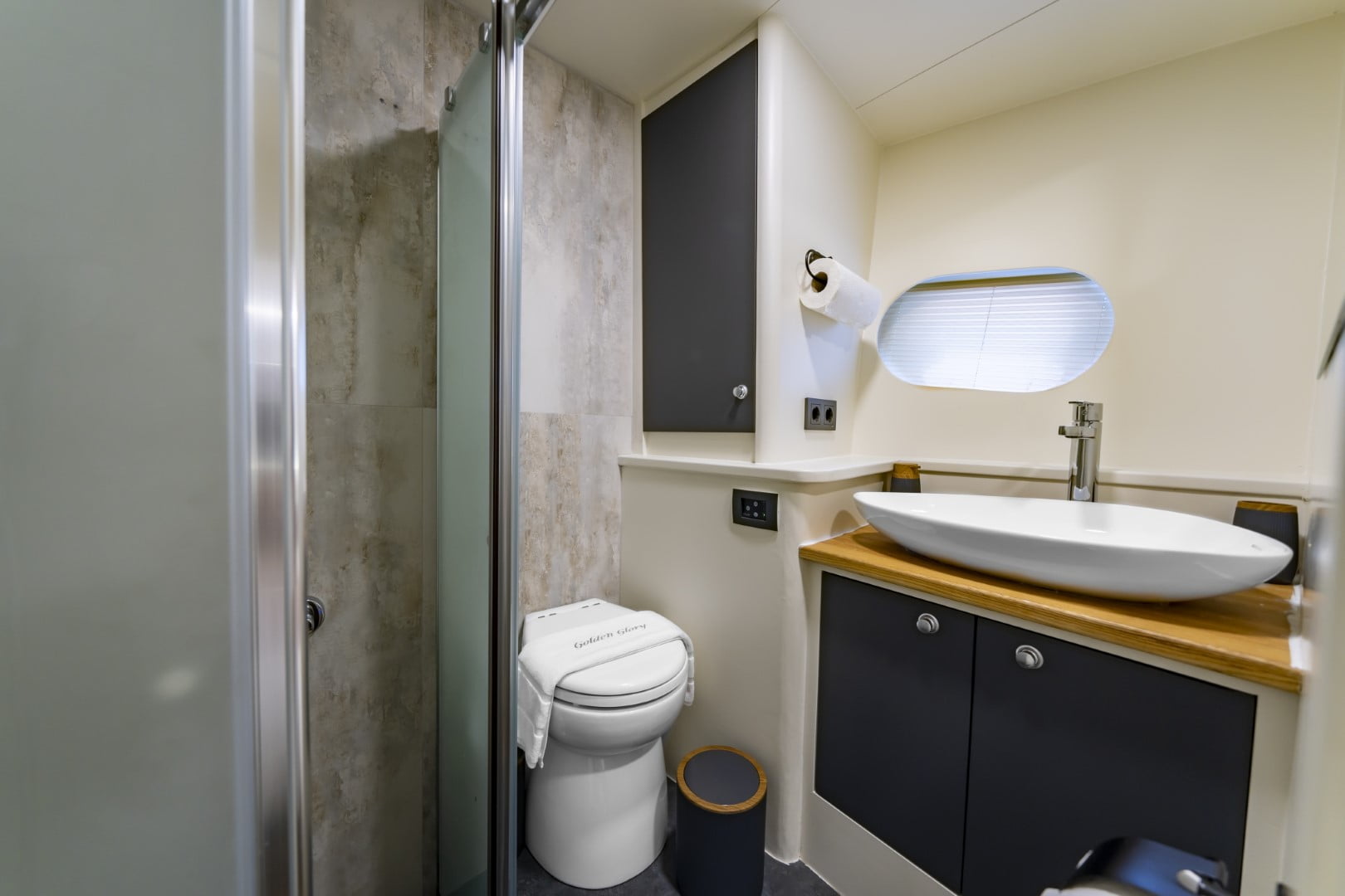 Golden Glory can accommodate 12 guests in 6 cabins